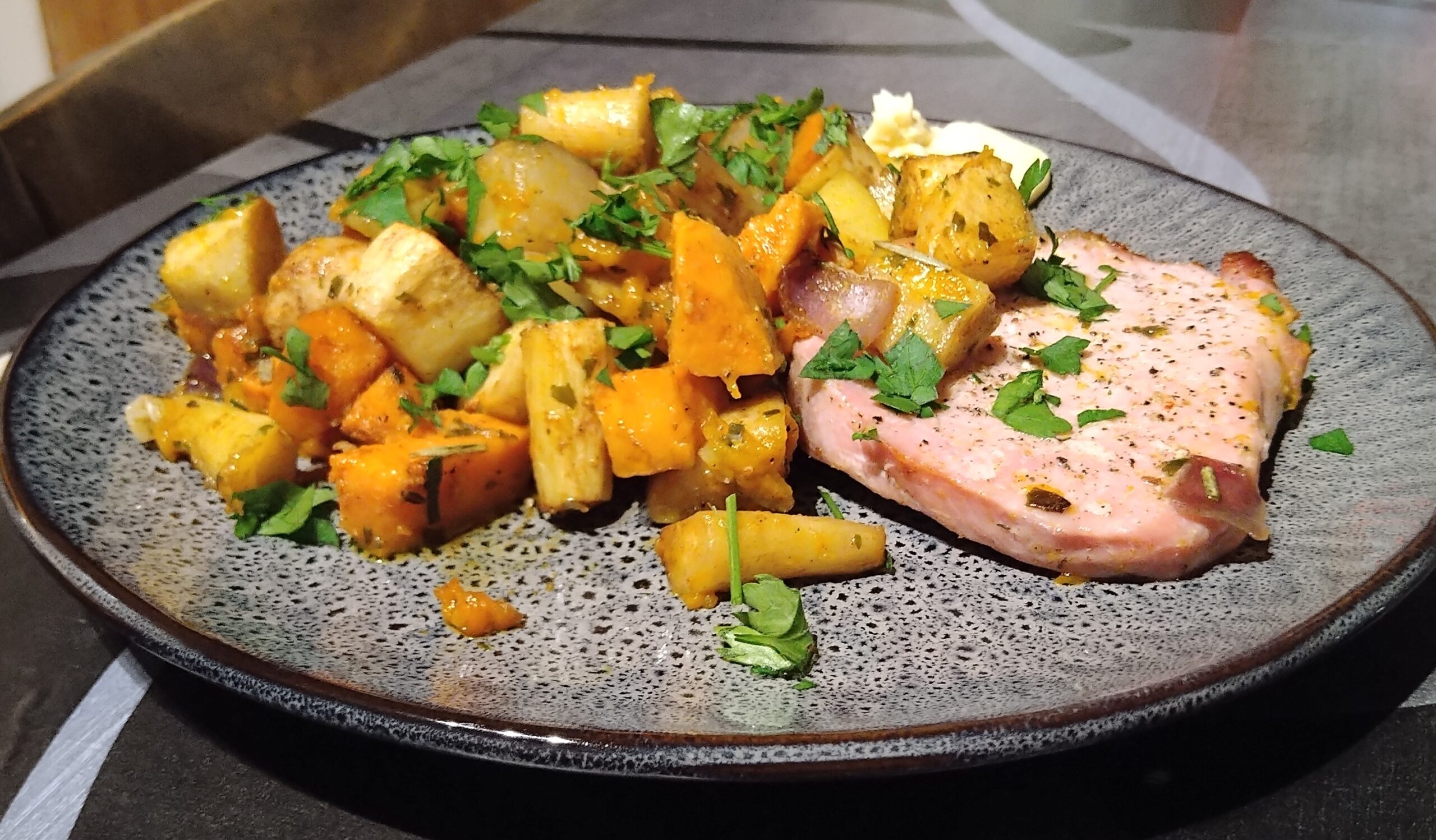 Traybake van herfstgroenten en varkensoester op ardeense wijze ...