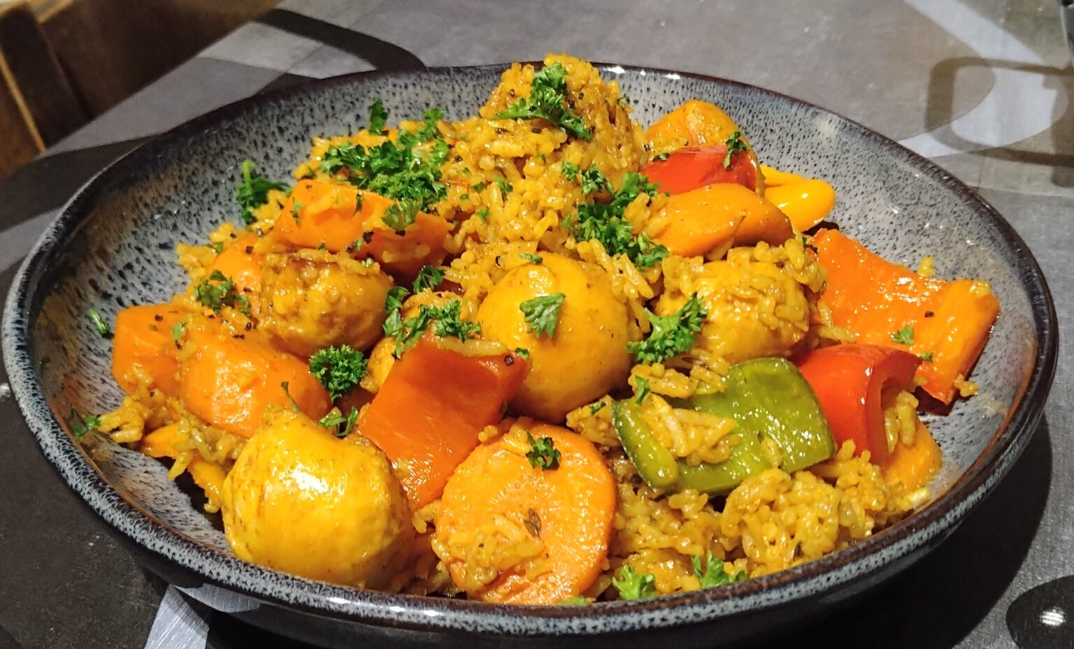 Rijstschotel met wortel, paprika en worst - Receptenwijzer