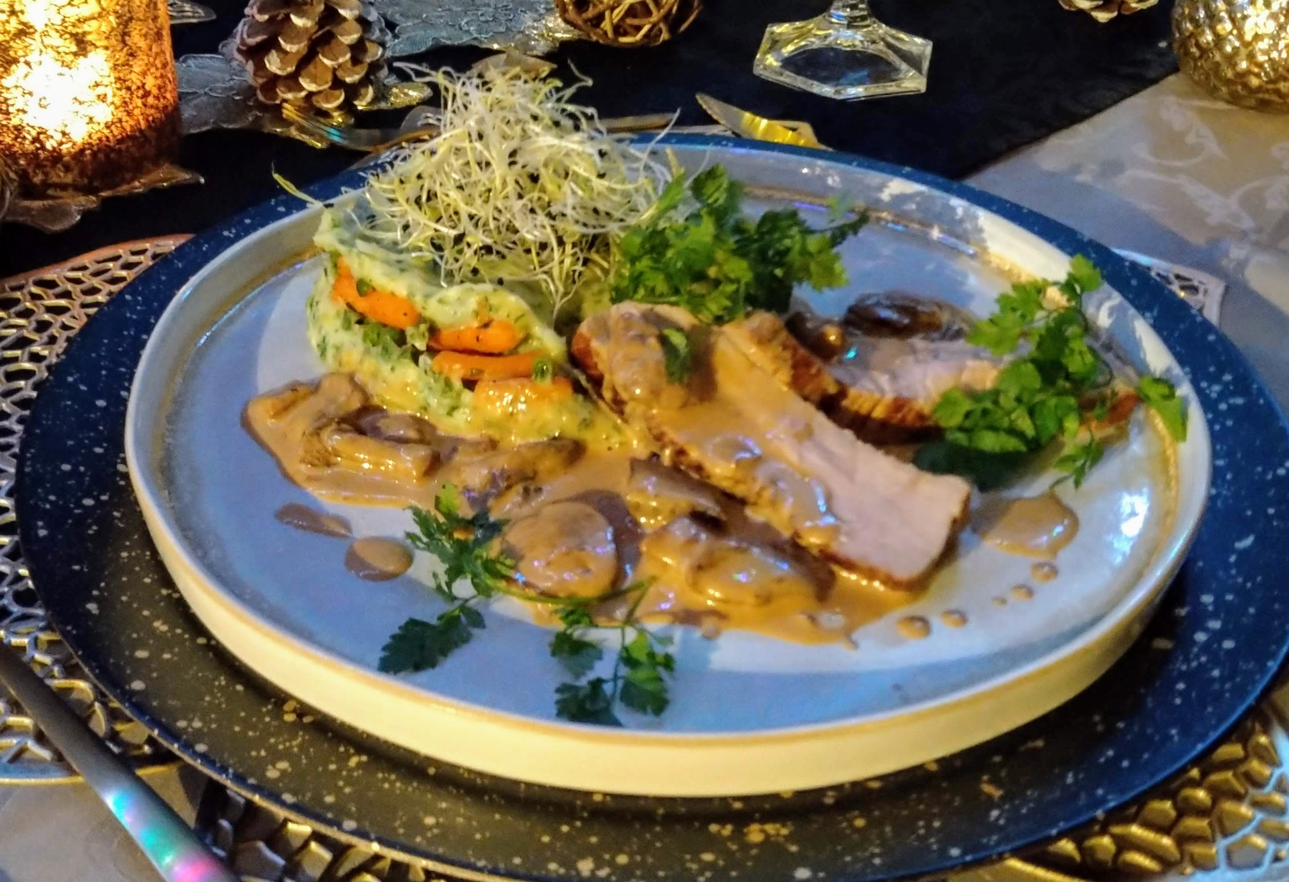 Kalfsvlees met prei-kruidenpuree, erwten en wortelen en ...