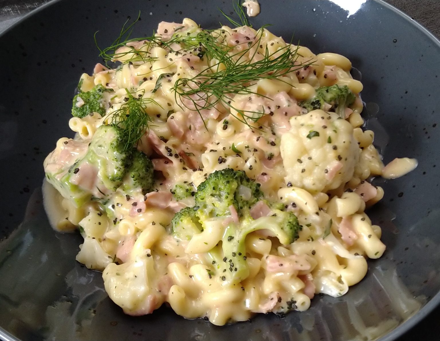 Macaroni met lichte kaassaus, hesp, bloemkool en broccoli - Receptenwijzer