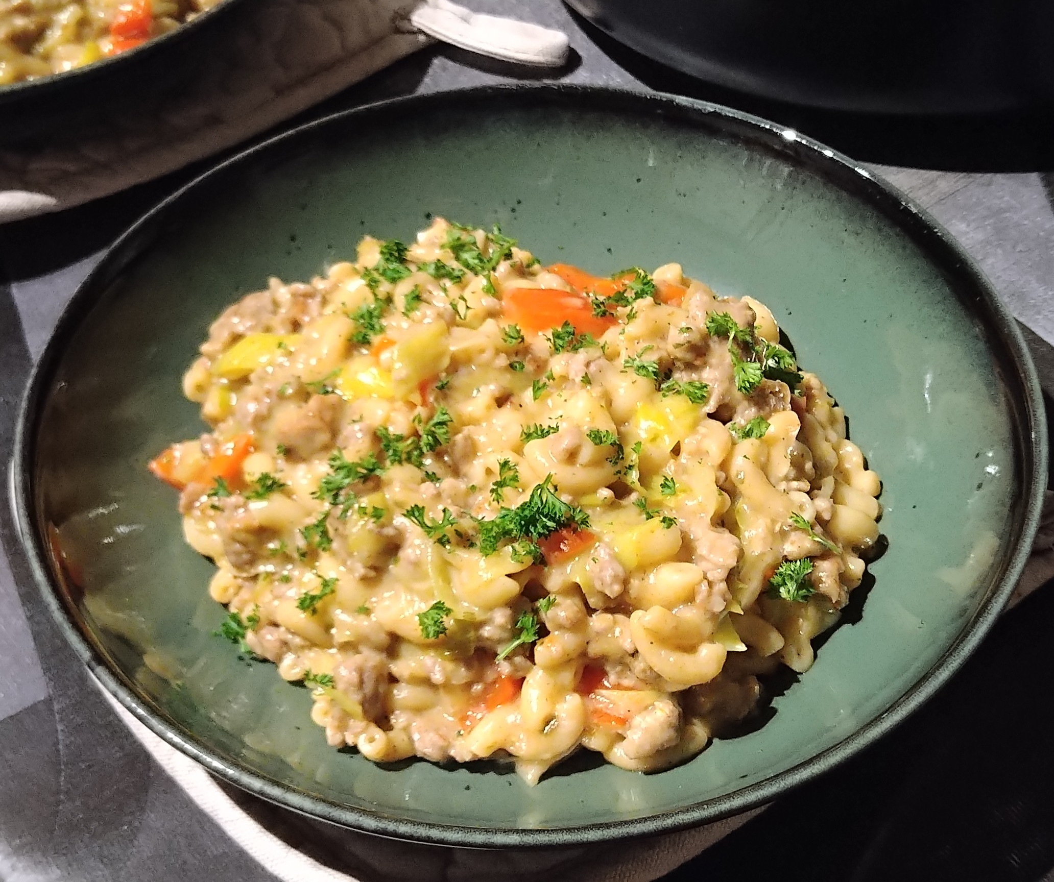 Eenpans macaroni met gehakt, prei en rode paprika - Receptenwijzer